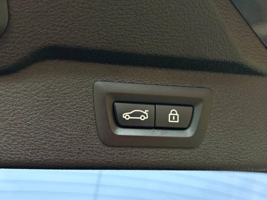 Black BMW X5 2015 in Riga, with an engine capacity of 3.00 L and mileage of 210 thousand km for 32950 €, photo 13 on AUTOMOTO.COM.LV