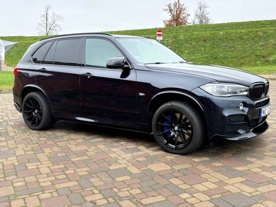 Black BMW X5 2015 in Riga, with an engine capacity of 3.00 L and mileage of 210 thousand km for 32950 €, photo 18 on AUTOMOTO.COM.LV