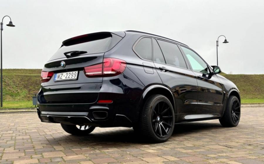 Black BMW X5 2015 in Riga, with an engine capacity of 3.00 L and mileage of 210 thousand km for 32950 €, photo 19 on AUTOMOTO.COM.LV