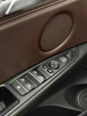 Black BMW X5 2015 in Riga, with an engine capacity of 3.00 L and mileage of 210 thousand km for 32950 €, photo 25 on AUTOMOTO.COM.LV