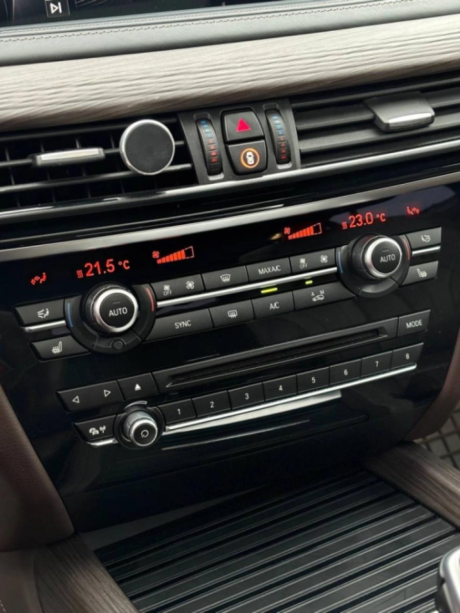 Black BMW X5 2015 in Riga, with an engine capacity of 3.00 L and mileage of 210 thousand km for 32950 €, photo 27 on AUTOMOTO.COM.LV