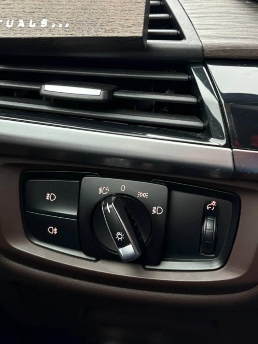 Black BMW X5 2015 in Riga, with an engine capacity of 3.00 L and mileage of 210 thousand km for 32950 €, photo 28 on AUTOMOTO.COM.LV