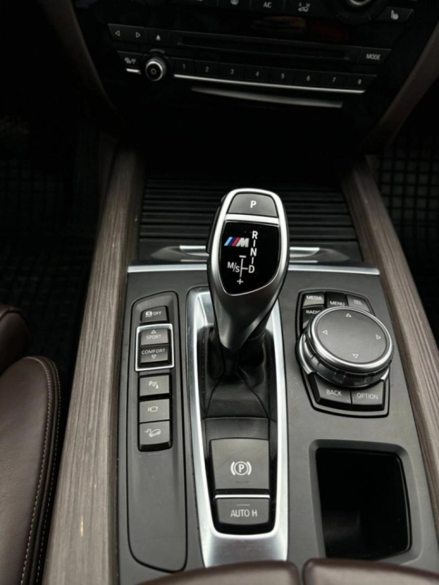 Black BMW X5 2015 in Riga, with an engine capacity of 3.00 L and mileage of 210 thousand km for 32950 €, photo 29 on AUTOMOTO.COM.LV