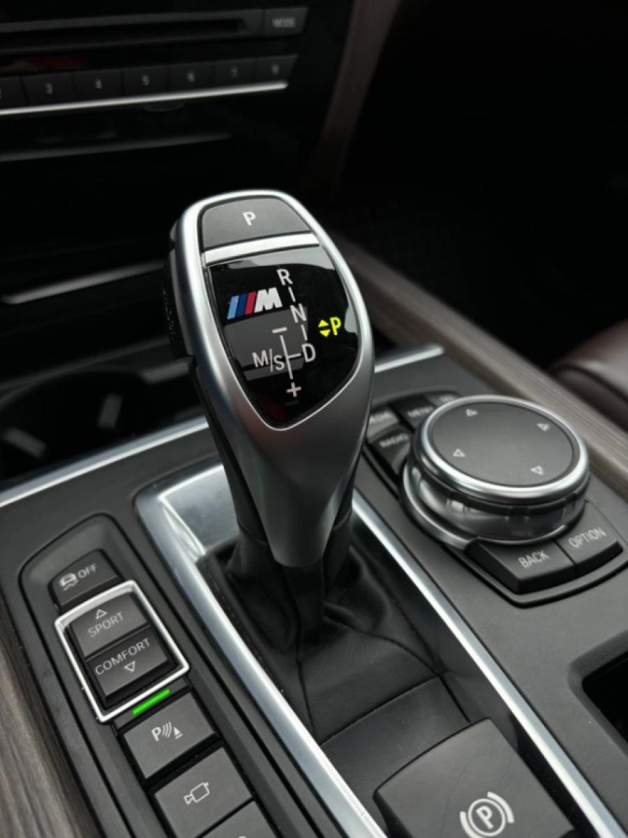 Black BMW X5 2015 in Riga, with an engine capacity of 3.00 L and mileage of 210 thousand km for 32950 €, photo 30 on AUTOMOTO.COM.LV