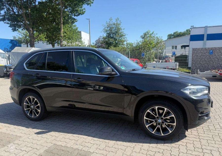 Melns BMW X5 2015 Vilkaviškis, ar dzinēja tilpumu 2.99 L un nobraukumu 266 tūkst. km par 13300 €, foto 4 vietnē AUTOMOTO.COM.LV