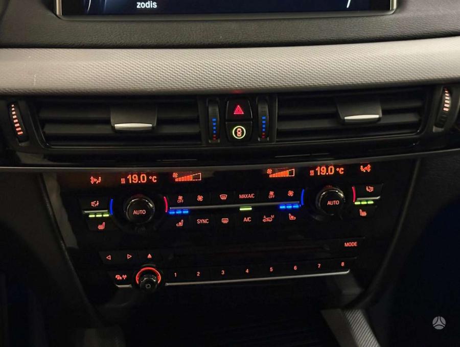 Black BMW X5 2015 in Marijampole, with an engine capacity of 2.99 L and mileage of 225 thousand km for 22750 €, photo 4 on AUTOMOTO.COM.LV