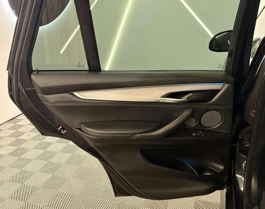 Black BMW X5 2015 in Marijampole, with an engine capacity of 2.99 L and mileage of 225 thousand km for 22750 €, photo 10 on AUTOMOTO.COM.LV