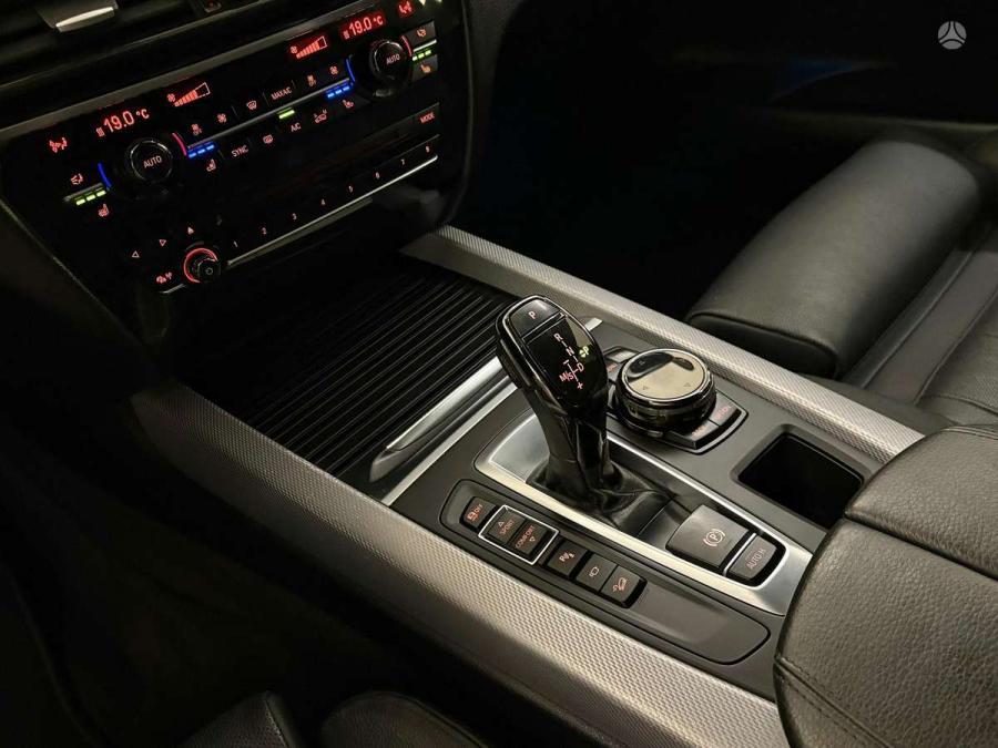 Black BMW X5 2015 in Marijampole, with an engine capacity of 2.99 L and mileage of 225 thousand km for 22750 €, photo 13 on AUTOMOTO.COM.LV