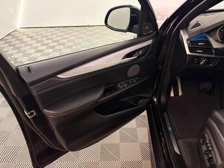 Black BMW X5 2015 in Marijampole, with an engine capacity of 2.99 L and mileage of 225 thousand km for 22750 €, photo 37 on AUTOMOTO.COM.LV