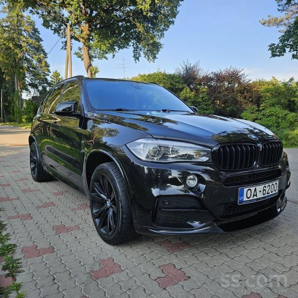 Black BMW X5 2015 in Ogre, with an engine capacity of 2.00 L and mileage of 270 thousand km for 22950 €, photo 3 on AUTOMOTO.COM.LV