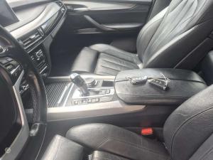 Black BMW X5 2015 in Klaipeda, with an engine capacity of 2.99 L and mileage of 235 thousand km for 17500 €, photo 19 on AUTOMOTO.COM.LV
