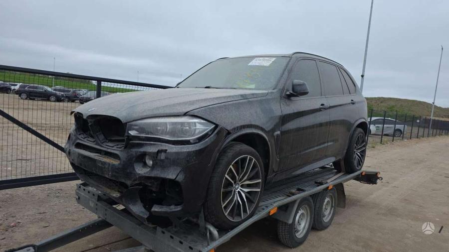 Black BMW X5 2015 in Vilnius, with an engine capacity of 4.40 L and mileage of 183 thousand km for 16800 €, photo 16 on AUTOMOTO.COM.LV