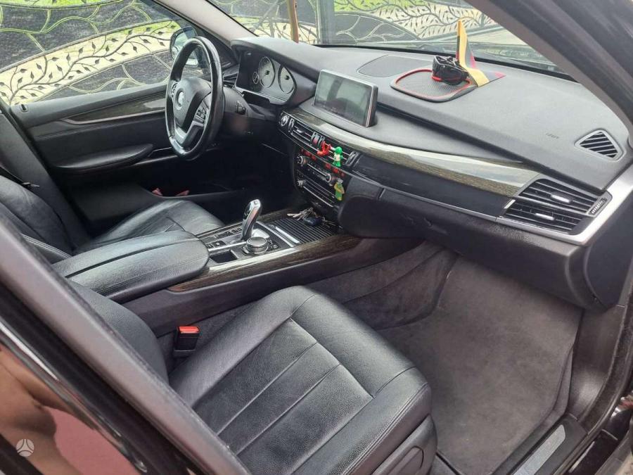 Black BMW X5 2015 in Kaunas, with an engine capacity of 2.99 L and mileage of 252 thousand km for 22500 €, photo 5 on AUTOMOTO.COM.LV