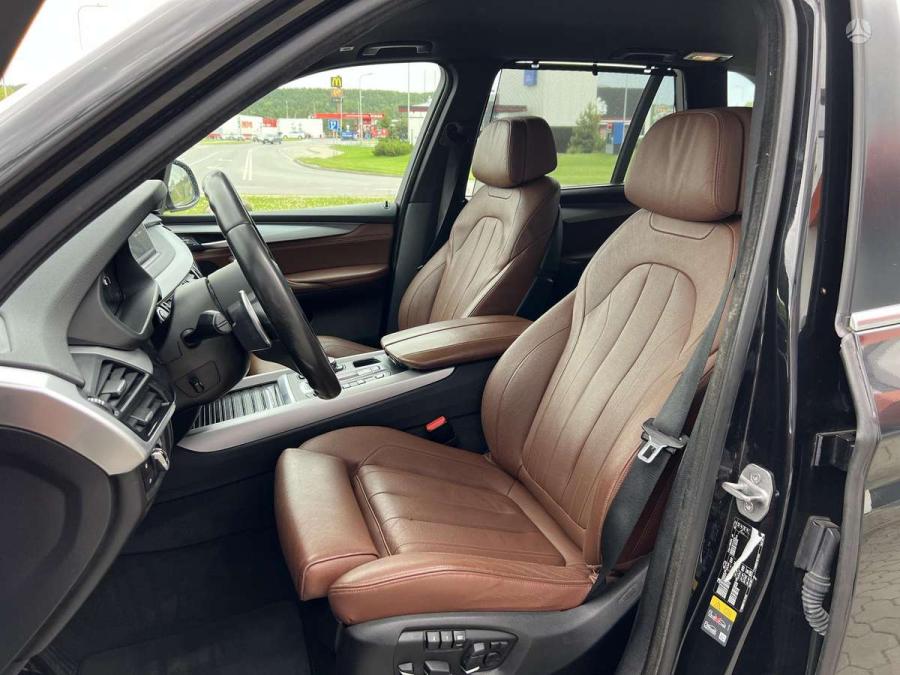 Black BMW X5 2015 in Vilnius, with an engine capacity of 2.00 L and mileage of 199 thousand km for 13500 €, photo 29 on AUTOMOTO.COM.LV