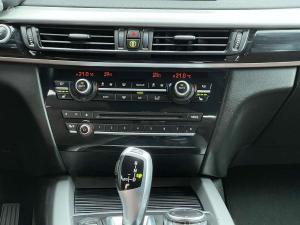 Black BMW X5 2015 in Vilnius, with an engine capacity of 2.00 L and mileage of 199 thousand km for 13500 €, photo 31 on AUTOMOTO.COM.LV