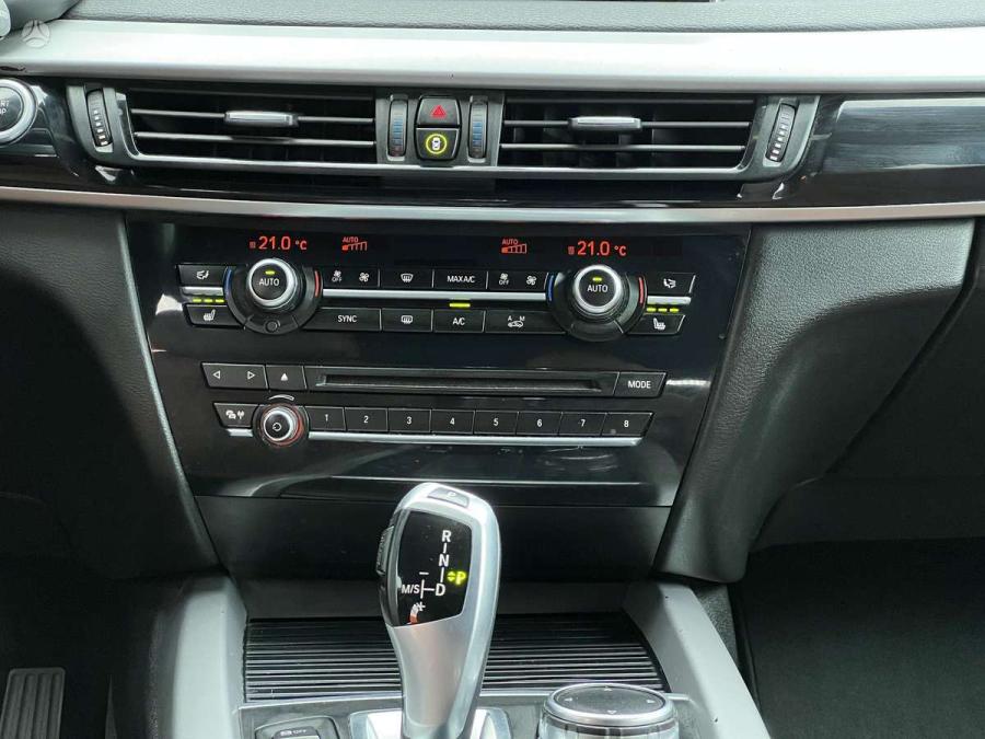 Black BMW X5 2015 in Vilnius, with an engine capacity of 2.00 L and mileage of 199 thousand km for 13500 €, photo 31 on AUTOMOTO.COM.LV