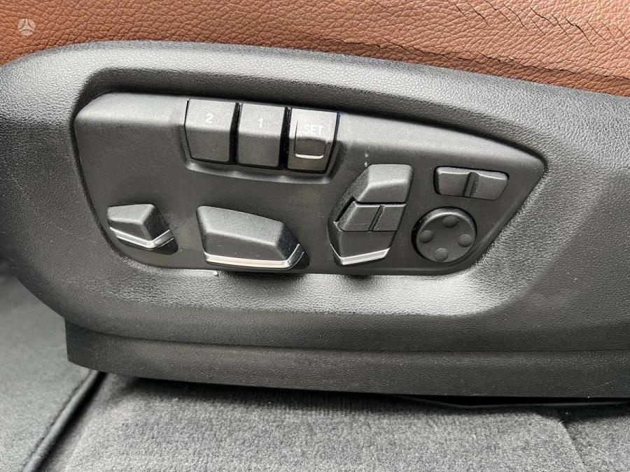 Black BMW X5 2015 in Vilnius, with an engine capacity of 2.00 L and mileage of 199 thousand km for 13500 €, photo 32 on AUTOMOTO.COM.LV