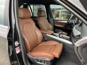 Black BMW X5 2015 in Vilnius, with an engine capacity of 2.00 L and mileage of 199 thousand km for 13500 €, photo 34 on AUTOMOTO.COM.LV