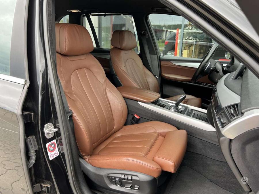 Black BMW X5 2015 in Vilnius, with an engine capacity of 2.00 L and mileage of 199 thousand km for 13500 €, photo 34 on AUTOMOTO.COM.LV