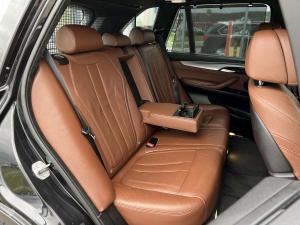 Black BMW X5 2015 in Vilnius, with an engine capacity of 2.00 L and mileage of 199 thousand km for 13500 €, photo 39 on AUTOMOTO.COM.LV