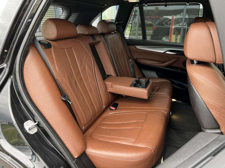 Black BMW X5 2015 in Vilnius, with an engine capacity of 2.00 L and mileage of 199 thousand km for 13500 €, photo 39 on AUTOMOTO.COM.LV