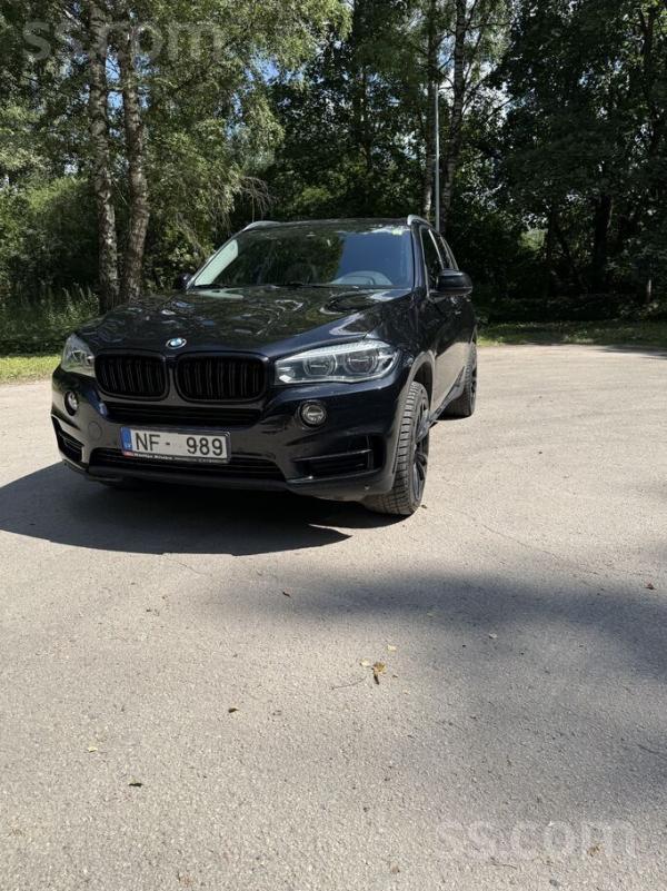Black BMW X5 2015 in Riga, with an engine capacity of 2.00 L and mileage of 273 thousand km for 21500 €, photo 3 on AUTOMOTO.COM.LV