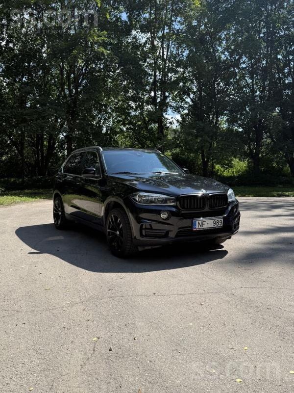 Black BMW X5 2015 in Riga, with an engine capacity of 2.00 L and mileage of 273 thousand km for 21500 €, photo 4 on AUTOMOTO.COM.LV