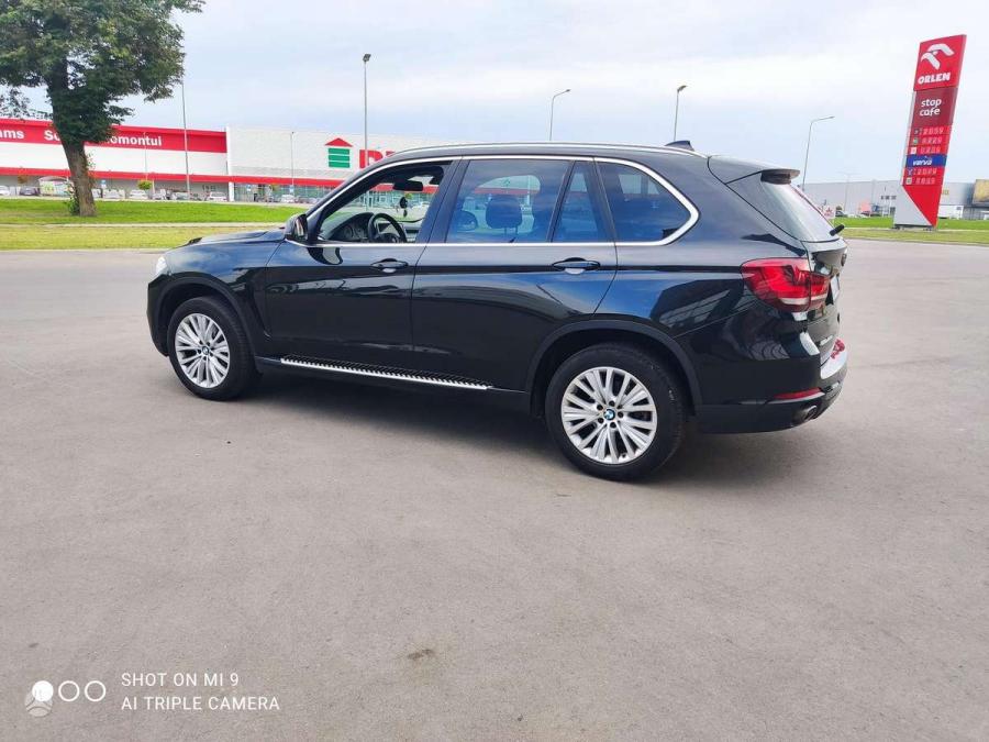 Black BMW X5 2015 in Panevezys, with an engine capacity of 2.00 L and mileage of 273 thousand km for 14900 €, photo 4 on AUTOMOTO.COM.LV