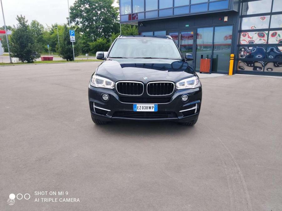Black BMW X5 2015 in Panevezys, with an engine capacity of 2.00 L and mileage of 273 thousand km for 14900 €, photo 5 on AUTOMOTO.COM.LV