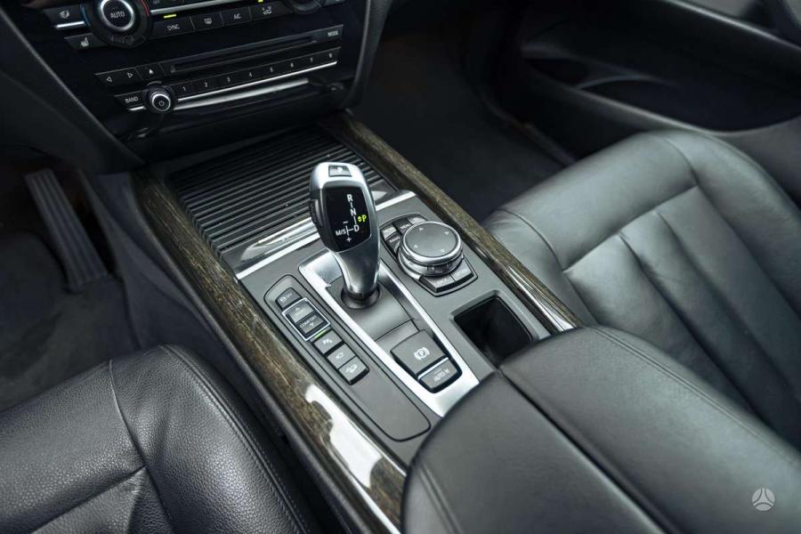 Black BMW X5 2015 in Klaipeda, with an engine capacity of 3.00 L and mileage of 184 thousand km for 17500 €, photo 25 on AUTOMOTO.COM.LV