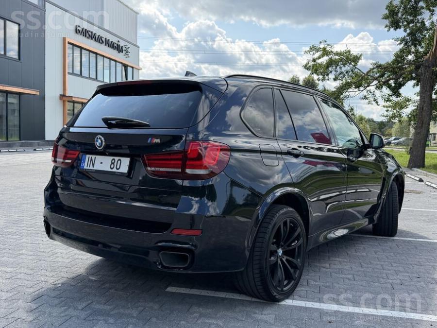Black BMW X5 2015 in Riga, with an engine capacity of 3.00 L and mileage of 291 thousand km for 25000 €, photo 4 on AUTOMOTO.COM.LV
