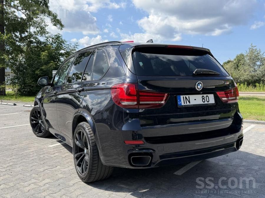 Black BMW X5 2015 in Riga, with an engine capacity of 3.00 L and mileage of 291 thousand km for 25000 €, photo 5 on AUTOMOTO.COM.LV