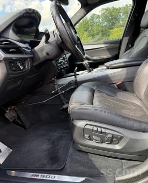 Black BMW X5 2015 in Riga, with an engine capacity of 3.00 L and mileage of 291 thousand km for 25000 €, photo 7 on AUTOMOTO.COM.LV
