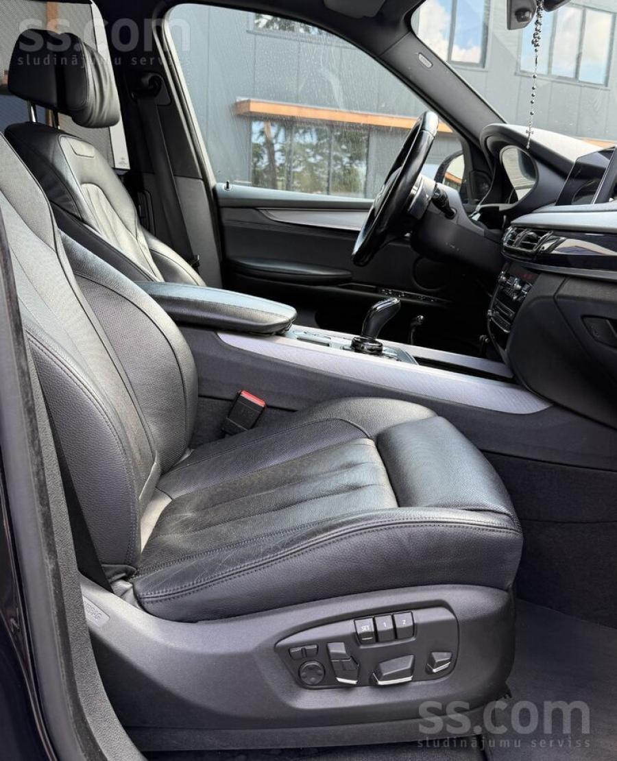 Black BMW X5 2015 in Riga, with an engine capacity of 3.00 L and mileage of 291 thousand km for 25000 €, photo 8 on AUTOMOTO.COM.LV