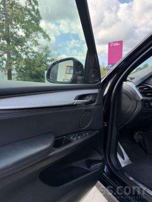Black BMW X5 2015 in Riga, with an engine capacity of 3.00 L and mileage of 291 thousand km for 25000 €, photo 11 on AUTOMOTO.COM.LV