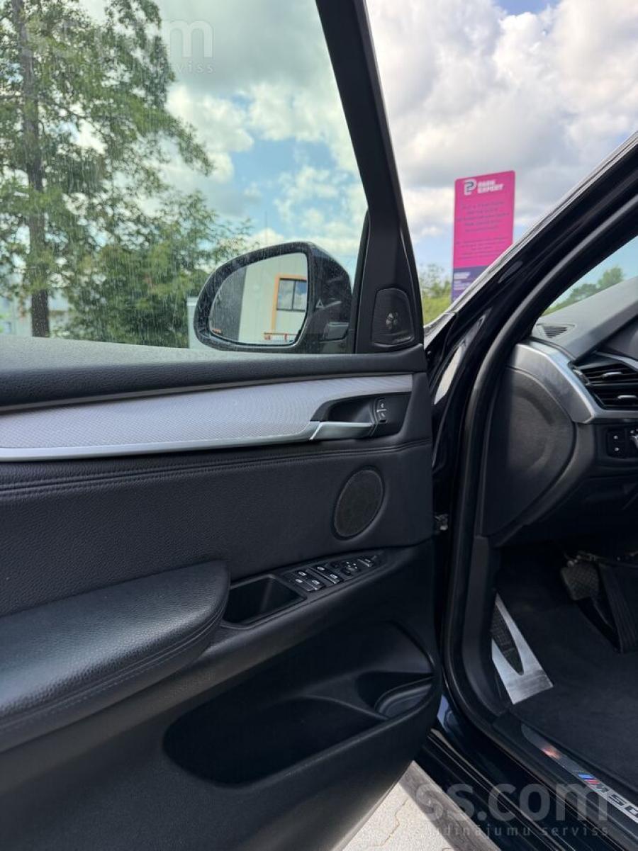 Black BMW X5 2015 in Riga, with an engine capacity of 3.00 L and mileage of 291 thousand km for 25000 €, photo 11 on AUTOMOTO.COM.LV