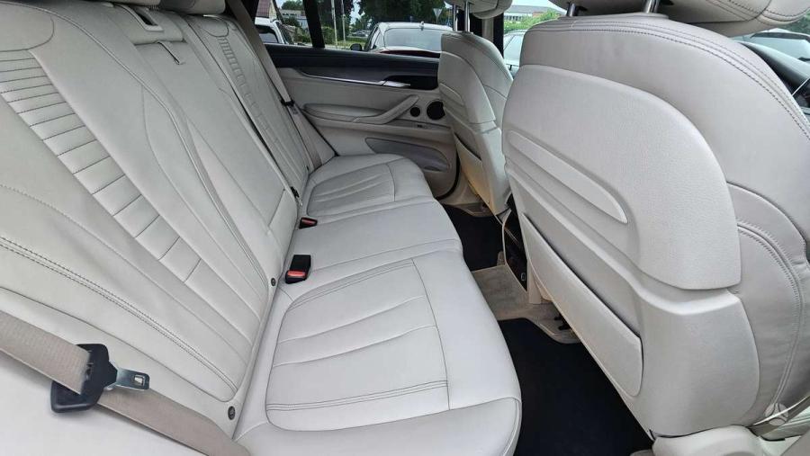 Black BMW X5 2015 in Prienai, with an engine capacity of 2.00 L and mileage of 174 thousand km for 18399 €, photo 32 on AUTOMOTO.COM.LV