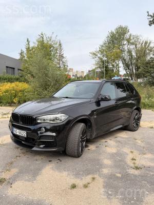 Black BMW X5 2015 in Riga, with an engine capacity of 3.00 L and mileage of 294 thousand km for 23500 €, photo 3 on AUTOMOTO.COM.LV