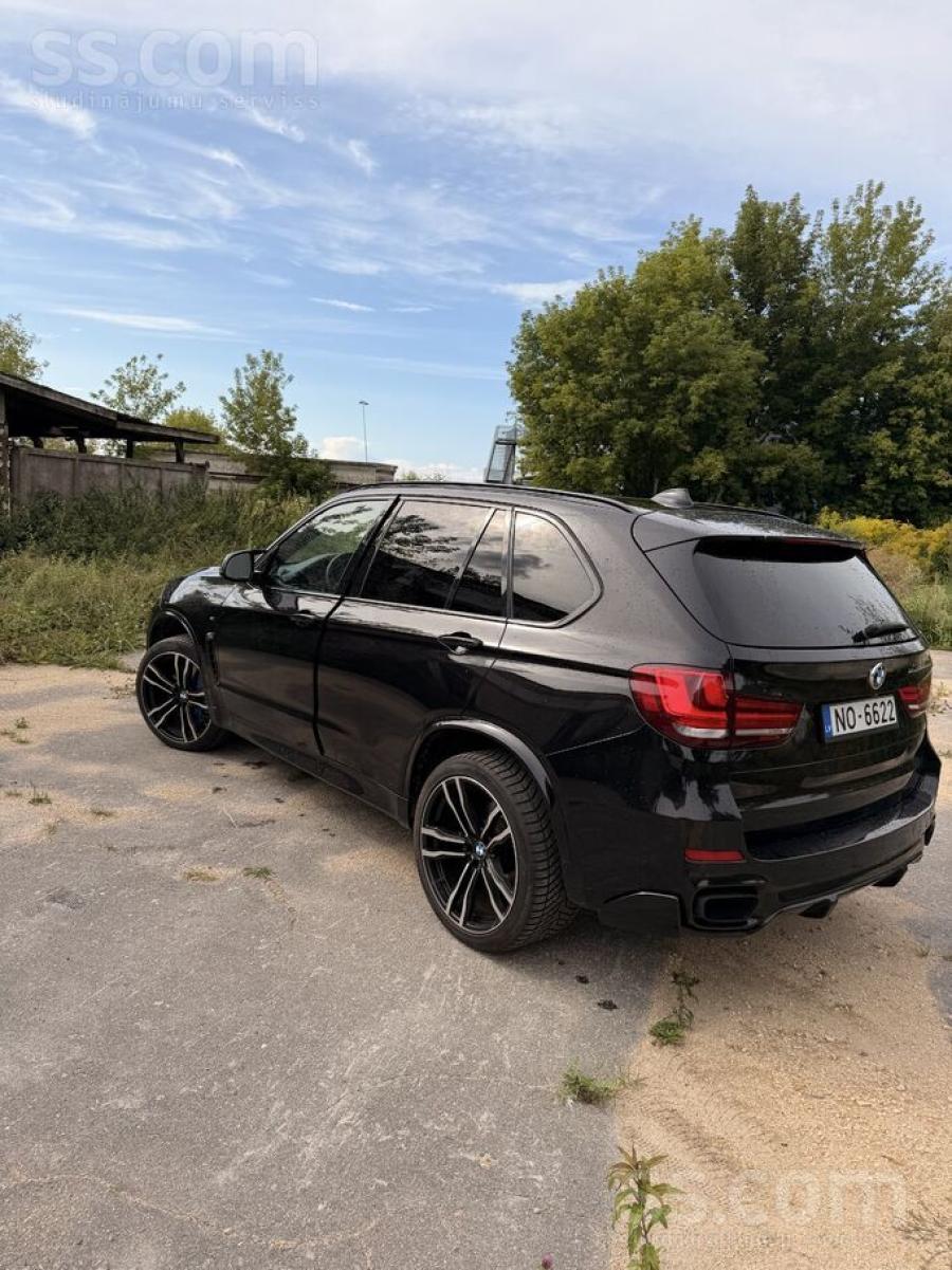 Black BMW X5 2015 in Riga, with an engine capacity of 3.00 L and mileage of 294 thousand km for 23500 €, photo 4 on AUTOMOTO.COM.LV