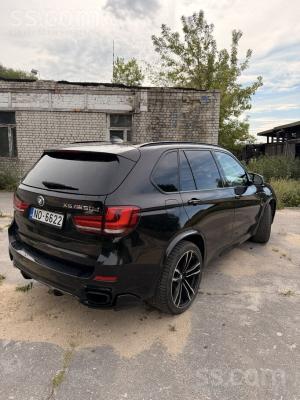 Black BMW X5 2015 in Riga, with an engine capacity of 3.00 L and mileage of 294 thousand km for 23500 €, photo 5 on AUTOMOTO.COM.LV