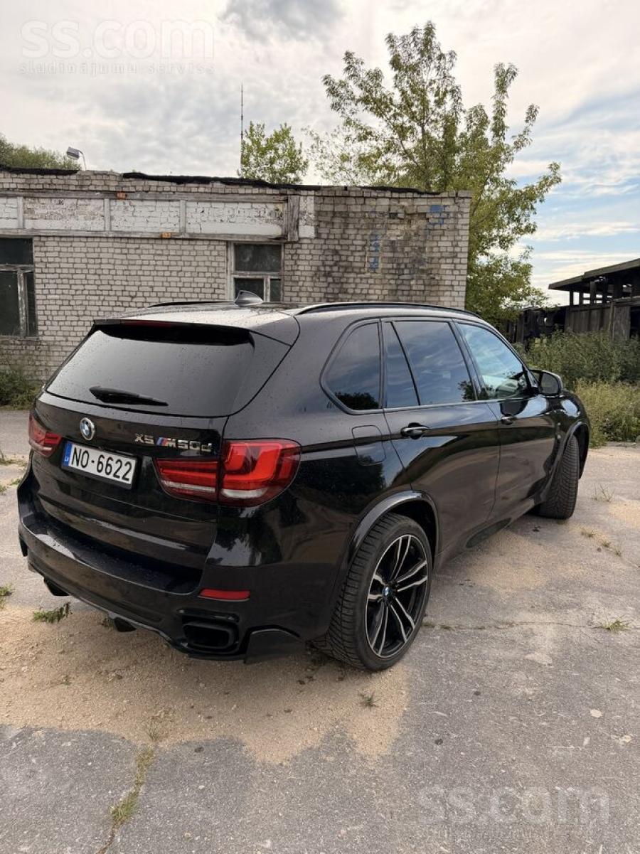 Black BMW X5 2015 in Riga, with an engine capacity of 3.00 L and mileage of 294 thousand km for 23500 €, photo 5 on AUTOMOTO.COM.LV