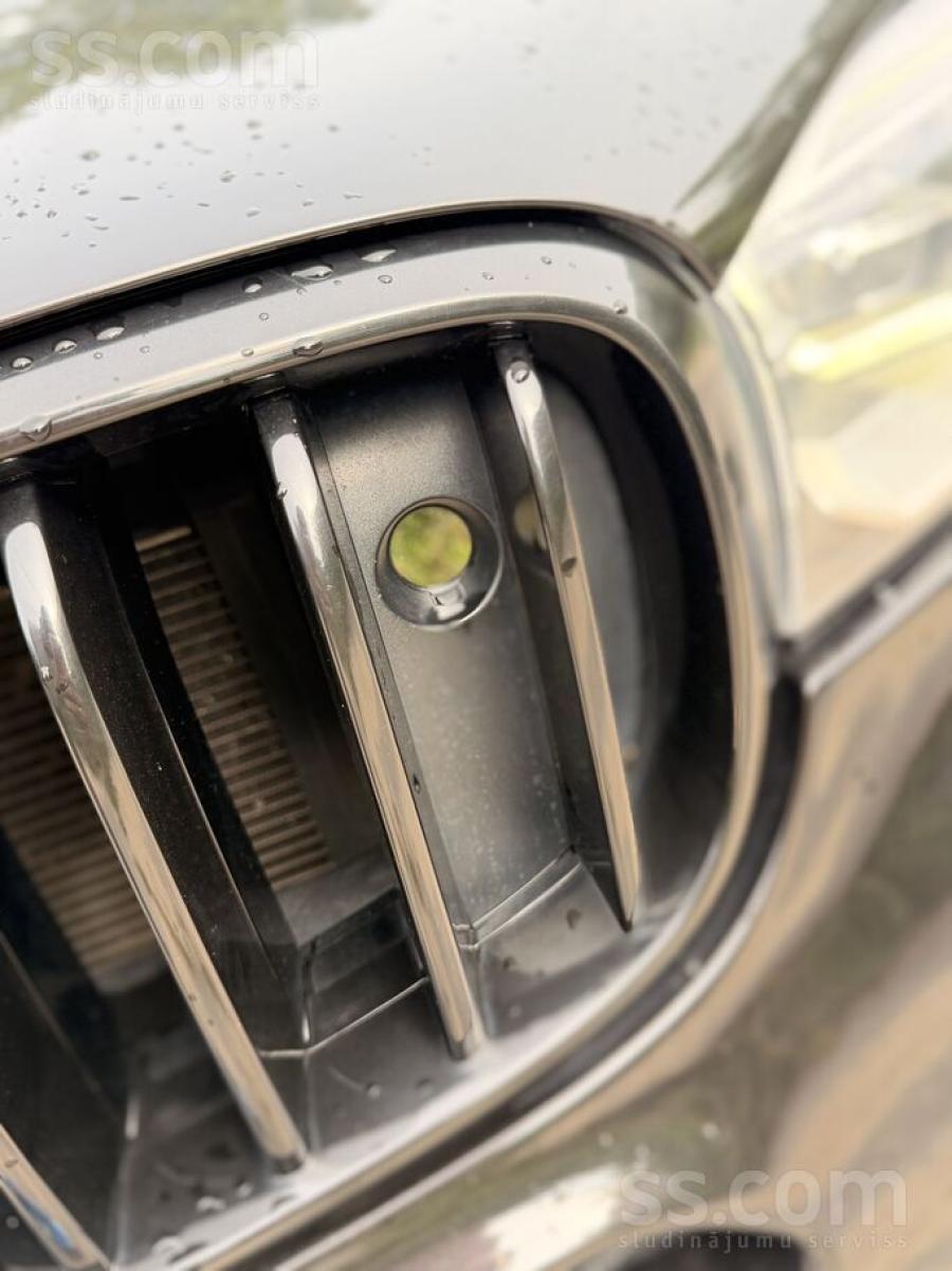 Black BMW X5 2015 in Riga, with an engine capacity of 3.00 L and mileage of 294 thousand km for 23500 €, photo 8 on AUTOMOTO.COM.LV