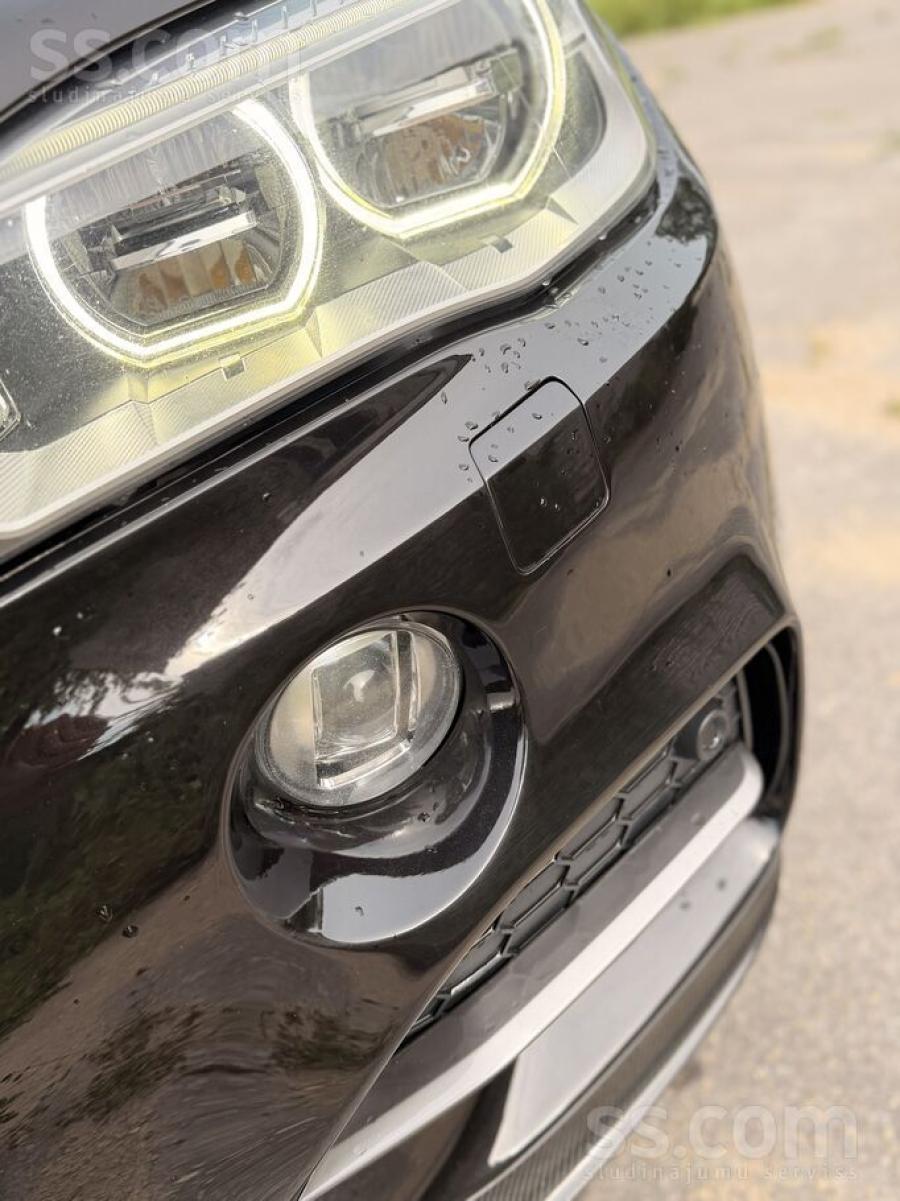 Black BMW X5 2015 in Riga, with an engine capacity of 3.00 L and mileage of 294 thousand km for 23500 €, photo 9 on AUTOMOTO.COM.LV