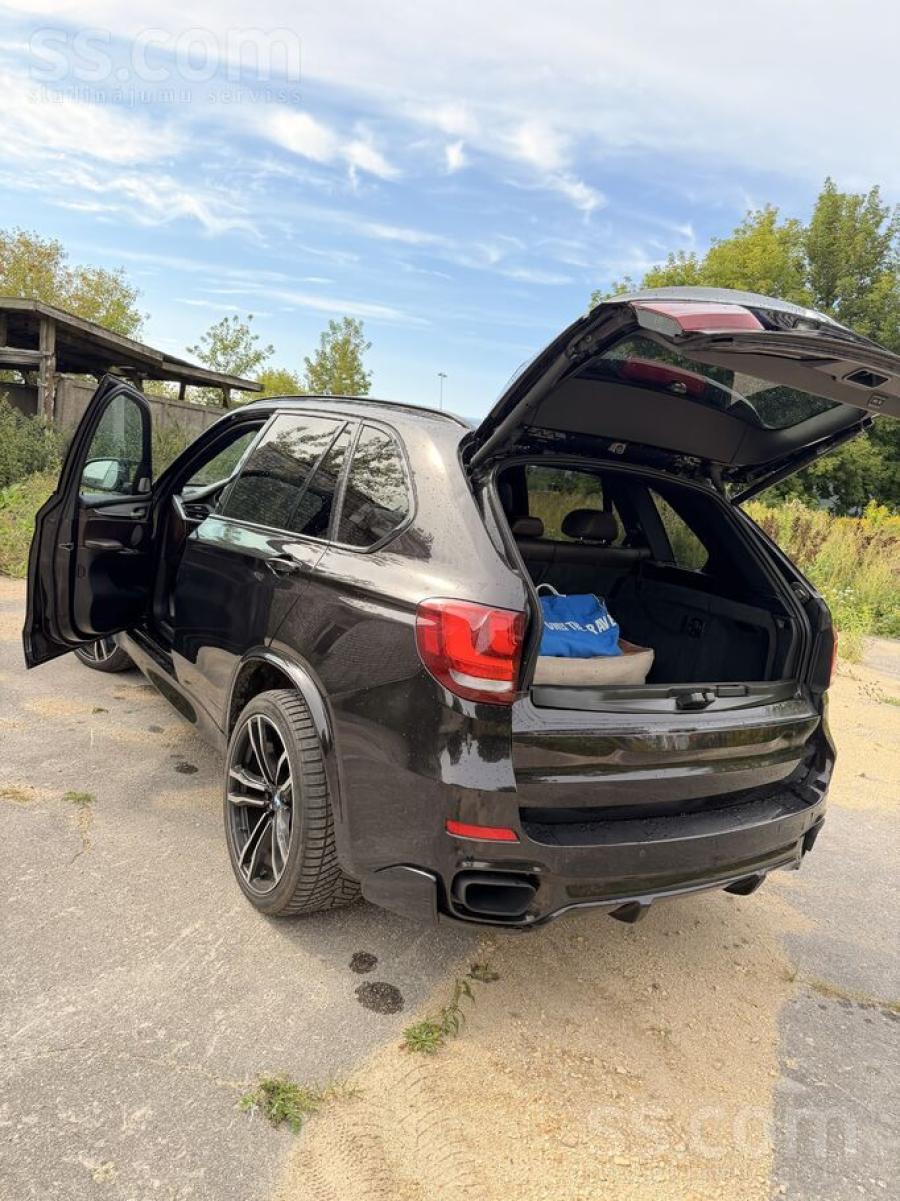 Black BMW X5 2015 in Riga, with an engine capacity of 3.00 L and mileage of 294 thousand km for 23500 €, photo 15 on AUTOMOTO.COM.LV