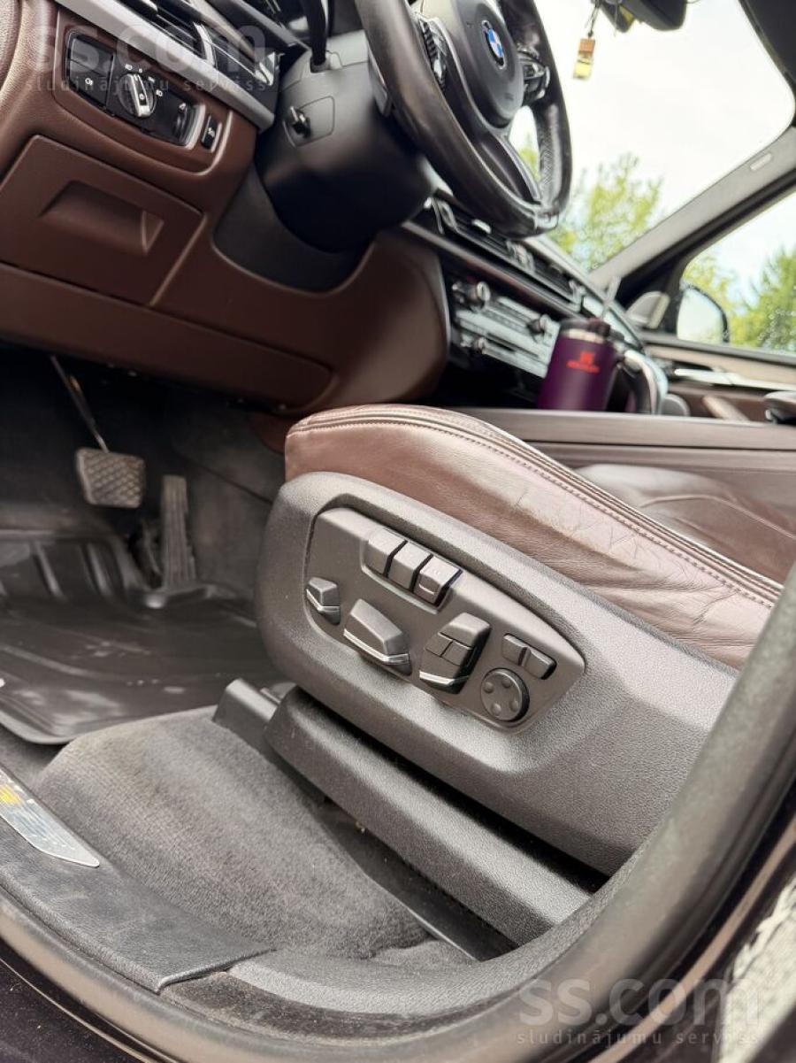 Black BMW X5 2015 in Riga, with an engine capacity of 3.00 L and mileage of 294 thousand km for 23500 €, photo 19 on AUTOMOTO.COM.LV