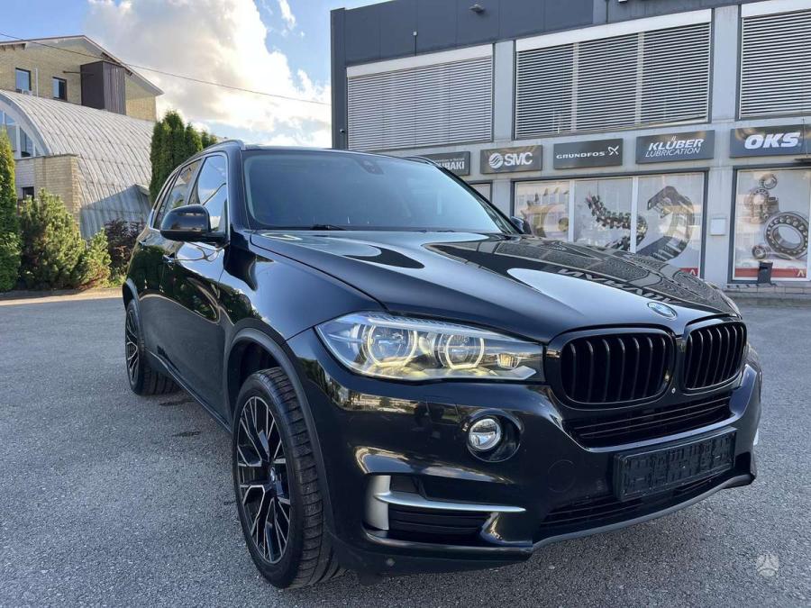 Black BMW X5 2015 in Alytus, with an engine capacity of 2.99 L and mileage of 288 thousand km for 15850 €, photo 4 on AUTOMOTO.COM.LV