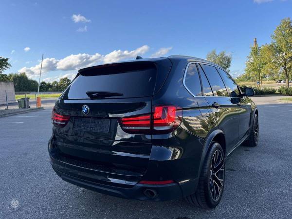 Black BMW X5 2015 in Alytus, with an engine capacity of 2.99 L and mileage of 288 thousand km for 15850 €, photo 5 on AUTOMOTO.COM.LV