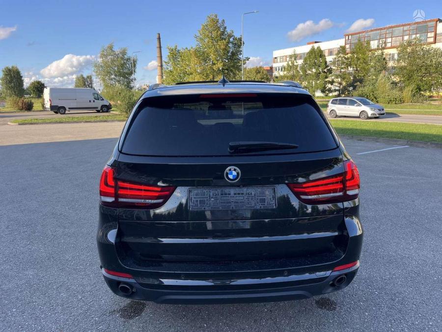 Black BMW X5 2015 in Alytus, with an engine capacity of 2.99 L and mileage of 288 thousand km for 15850 €, photo 7 on AUTOMOTO.COM.LV