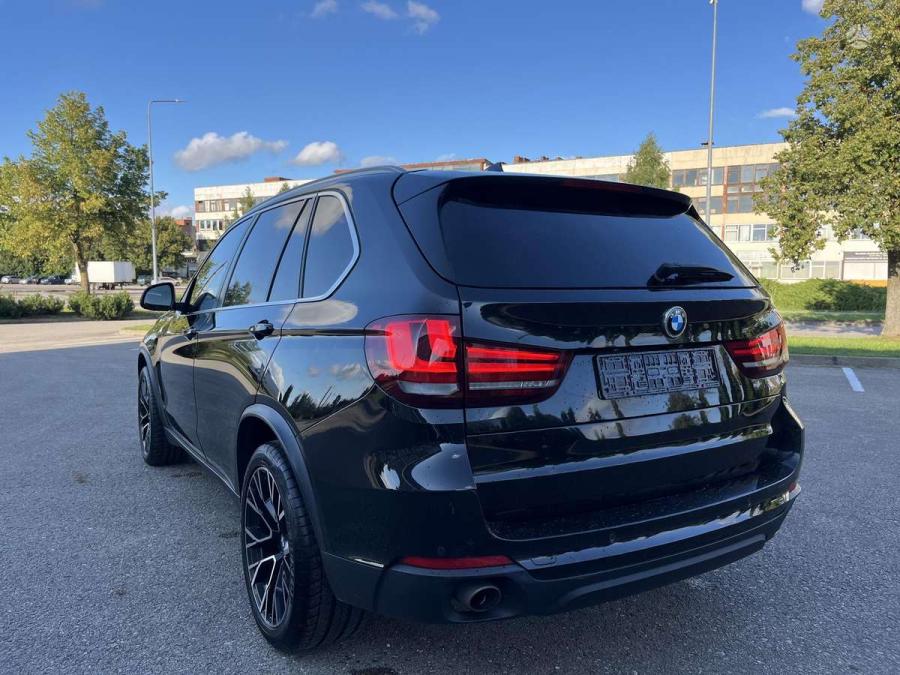 Black BMW X5 2015 in Alytus, with an engine capacity of 2.99 L and mileage of 288 thousand km for 15850 €, photo 8 on AUTOMOTO.COM.LV