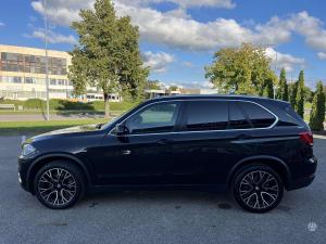 Black BMW X5 2015 in Alytus, with an engine capacity of 2.99 L and mileage of 288 thousand km for 15850 €, photo 9 on AUTOMOTO.COM.LV